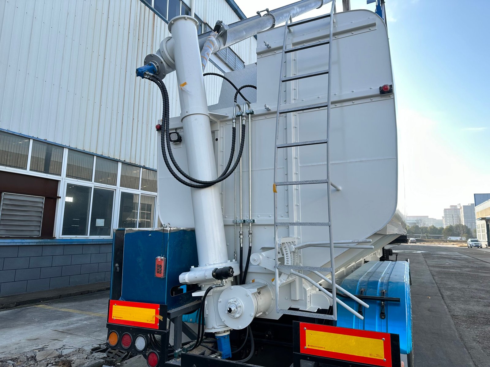 Advantages of Gamma Bulker Trailers - Premium Feed Bulkers - Gamma Tech ...