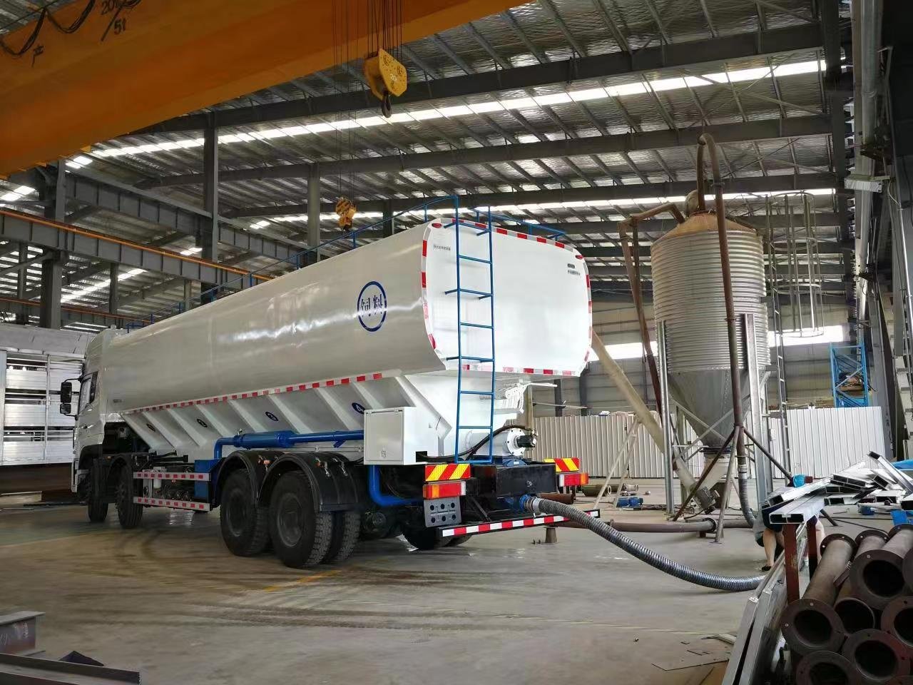 Semi-Trailer Feed Bulker - Premium Feed Bulkers - Gamma Tech | Advanced ...